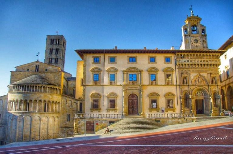 Piazza Grande ad Arezzo, nota anche come piazza Vasari - Vivere La Toscana